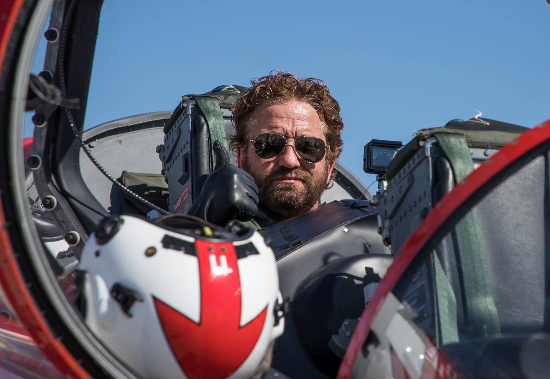 Gerry flies with RAF Red Arrows - Gerard Butler GALS
